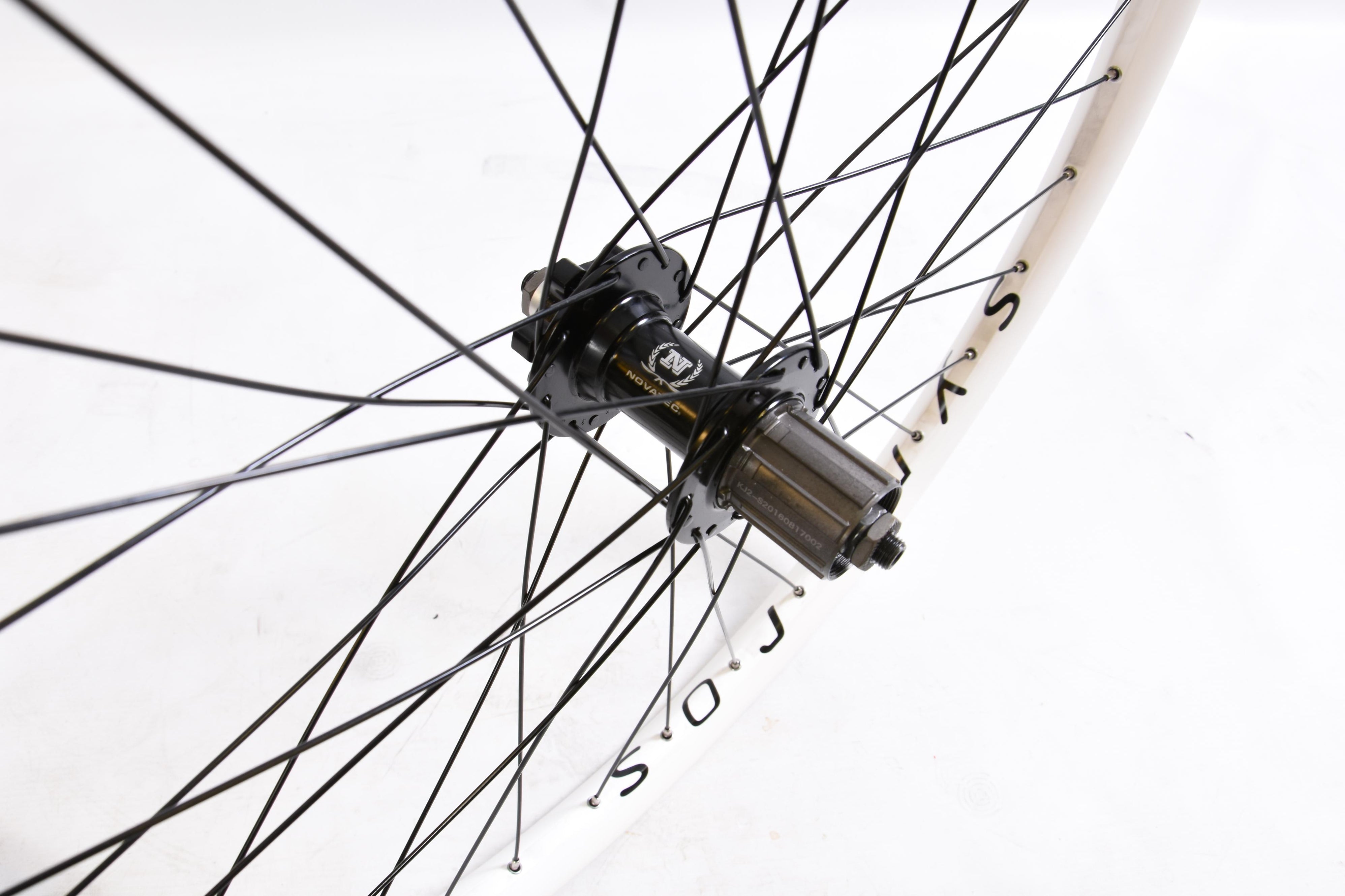WHITE 26” SYNCROS DS32 RIM (559 x 25) NOVATEC SEALED CASSETTE DISC HUB